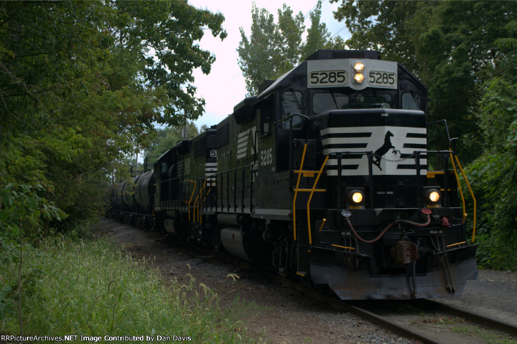 NS GP38-2 5285 leads YPMO-R1